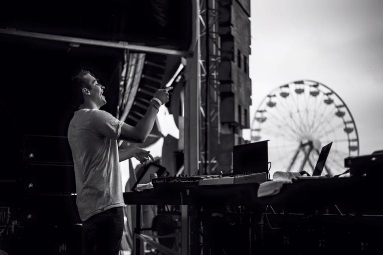 Louis Futon Flips Frank Ocean's Solo On Its Head - Run The Trap: The ...